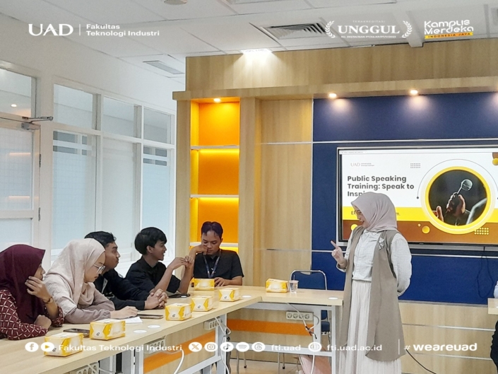 Mahasiswa Teknik Kimia FTI UAD Asah Kemampuan Public Speaking - FTI- UAD